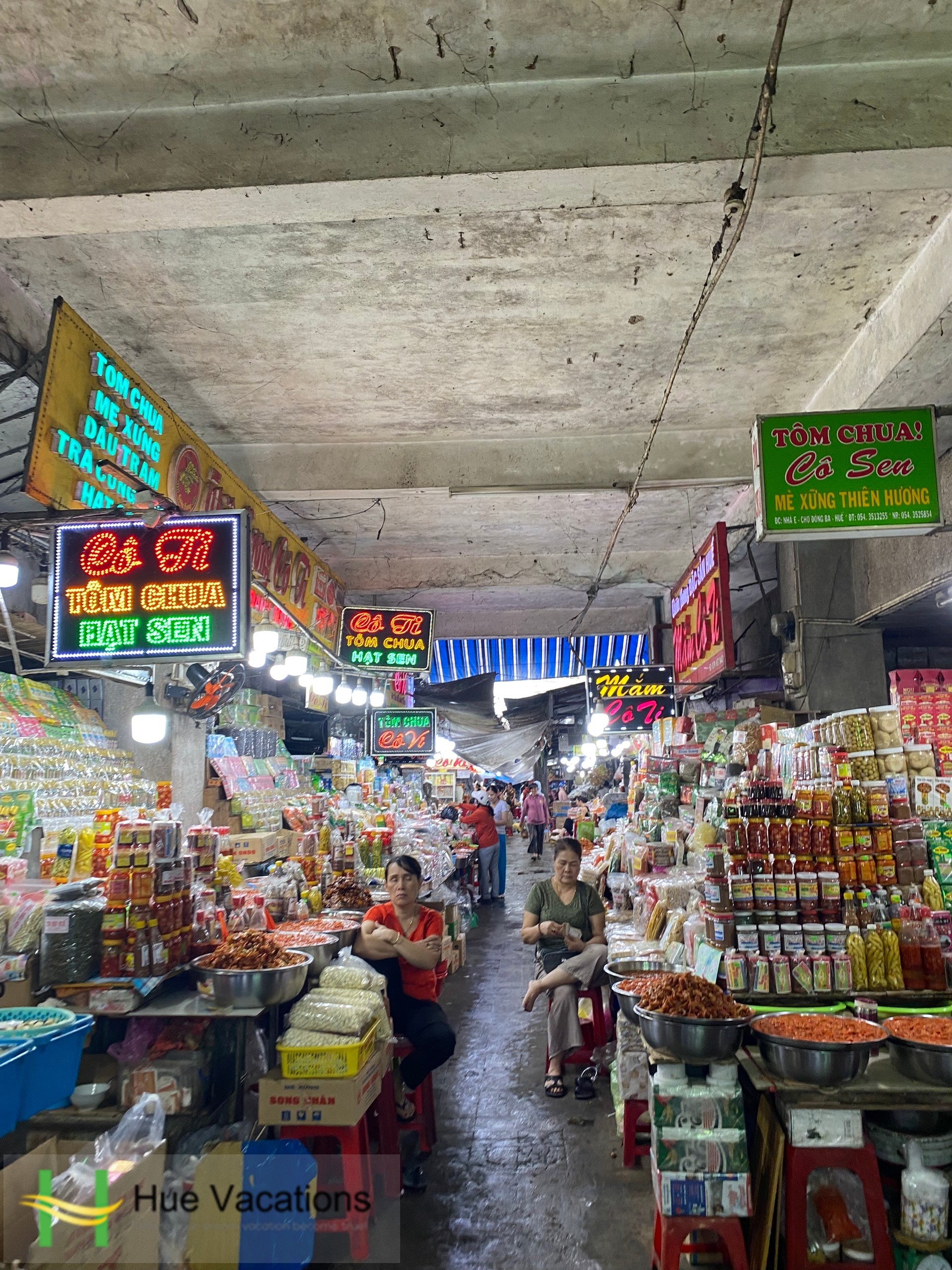 Visit Dong Ba market, the biggest local market in Hue